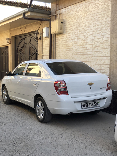 Bir qol moshina Chevrolet Cobalt