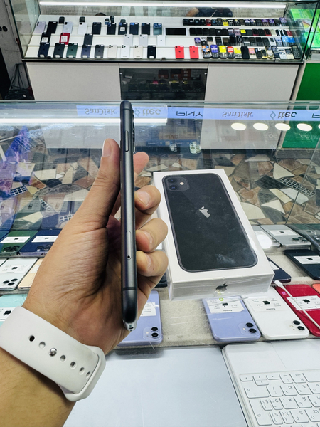 iPhone 11  128 gb black yengi
