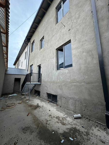 Tayyor 2,5 sotiqli hovli sotiladi.
