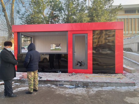 контейнеры под декоративным дизайном