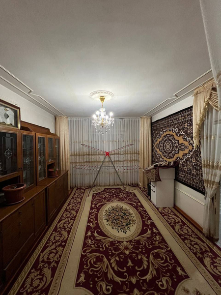 Продается квартира в центре Янгиюля.