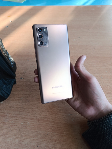 Note 20 5 g sotiladi yoki ipxonega obmen bor.
