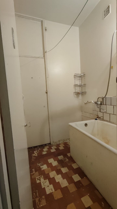 Продаю 2 ком кв-ру  срочно на Авиасозлар-4,  метро 2 станции