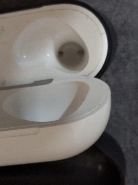 Airpods оригинал сотилади иккала наушник зор ишлиди