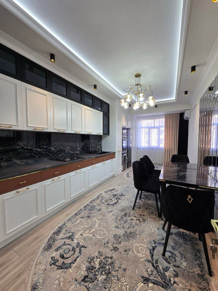 Продается 4 комнатная квартира на 3 этаже площадью 140 кв.м.