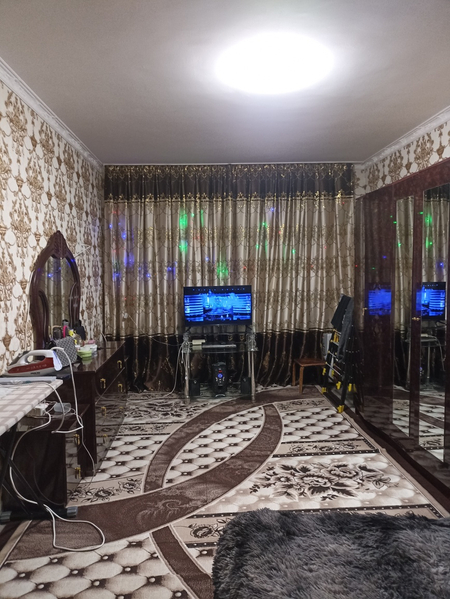 Продаеться 1 ком.кв в 1 ом мкрне на 1 этаже с ремонтом.
