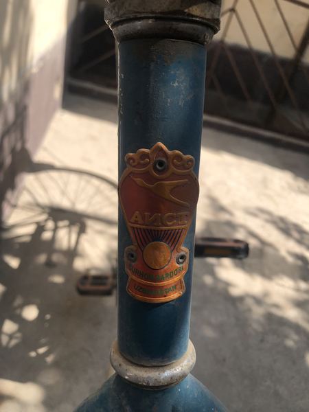 Ural velosipet holati yaxshi uyda yotgan