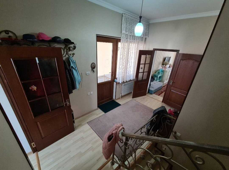 На участке 2дома: 1) 2 этажа 4 комнаты 200кв 2) 1 этаж 3 комнаты 100кв
