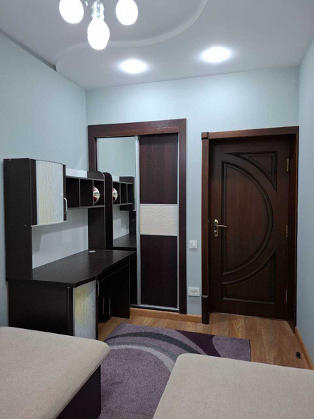 Паркентский ул.Ген Петрова 77-серия 4(5)-комнатная 3/4 80 м² ремонт