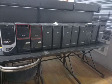 Kompyuter sotiladi komplekt 15-ta monitori bilan