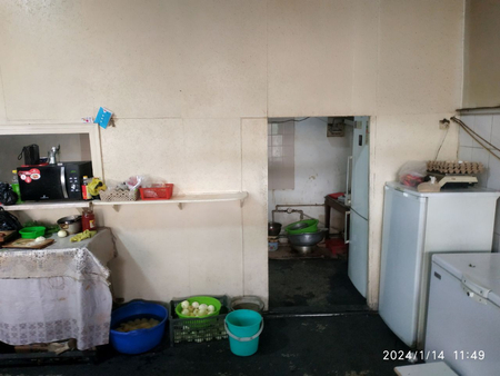 Срочно,своя столовая,возле ТТЗ базара,общ 83кв, помещение 40кв