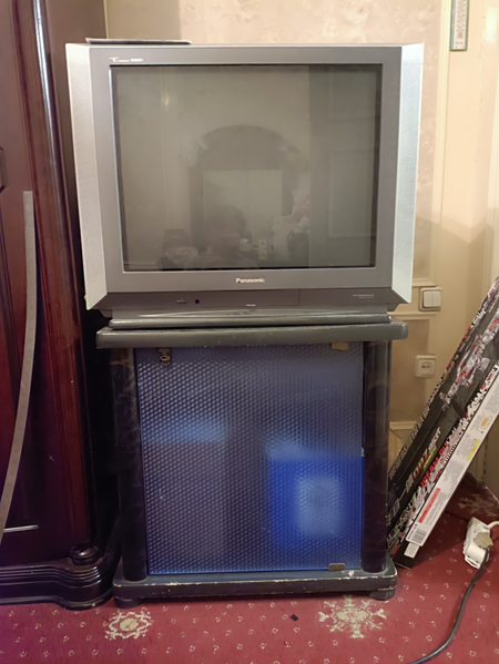 Продается телевизор Panasonic с подставкой.