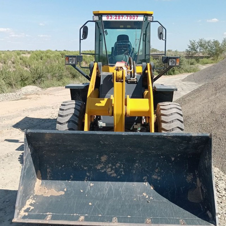 Погрузчик фронтальный 1,8 куб сотилади.