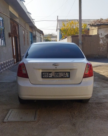 Lasetti 1.8 sotiladi.