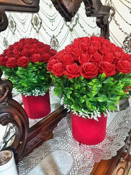 Gullar huddi tabiydek oʻzidan hushboʻy hid taratib turadi
