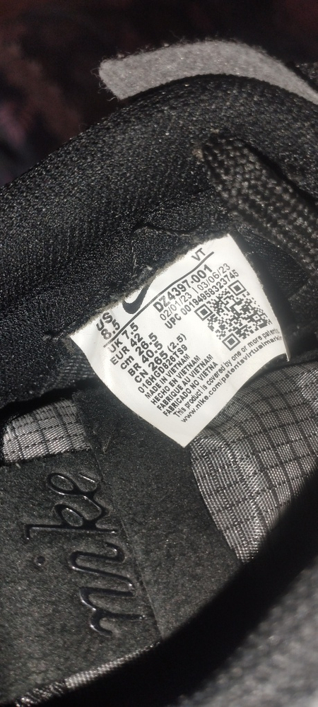 NIKE  кроссовки ( 42 размер US ) производство Вьетнам , привозные