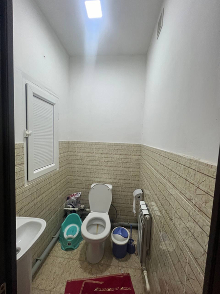 Shaxar xokimyat oldida 2 xonali uy sotiladi
