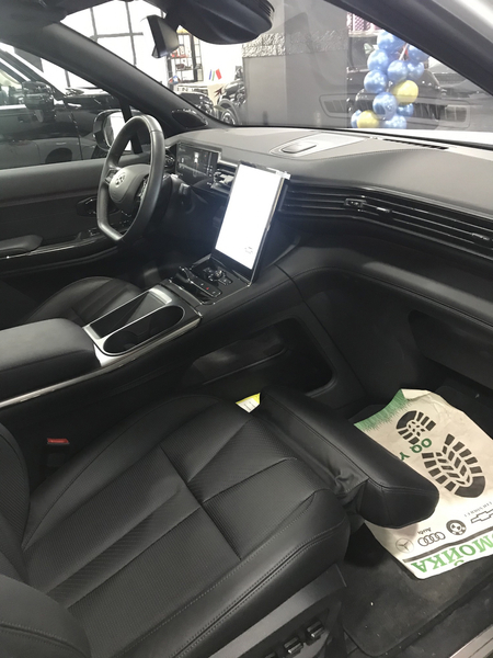 Nio ES8  (3 yil garantiya bor)