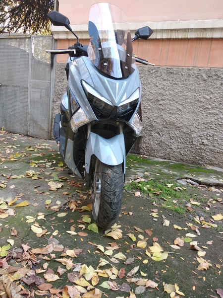 Продаю скутер марки N max 150сс в харошом састояние.