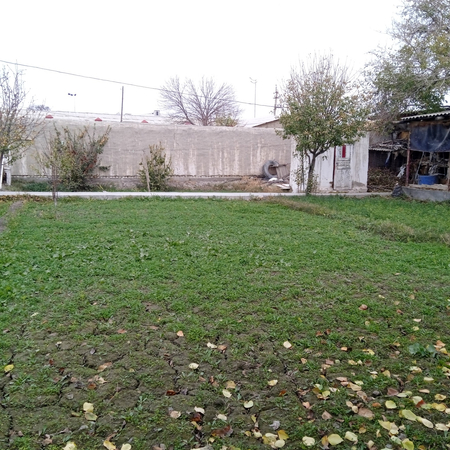 Yashab turgan hovli orqa tomonidan 5 sotix yer maydoni ajratib sotilad