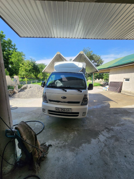Kia bongo  yuk mashinasi