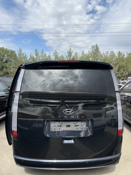 Hyundai staria 2022 год
