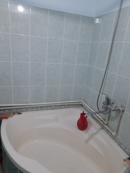 Urganch shaxar 4 daxada 5 qavatli binoning 3- qavatida 5 xonali uy