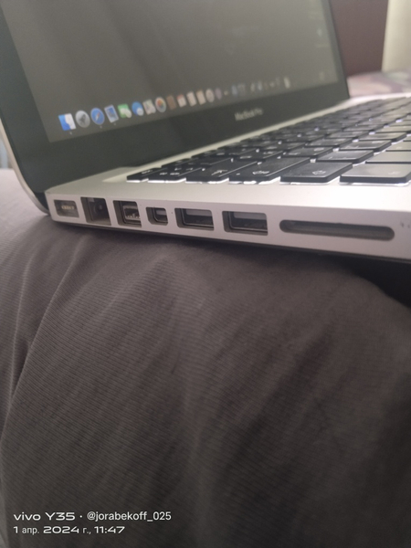 MacBook 8/512 gb sotiladi komplektda original zaryadka