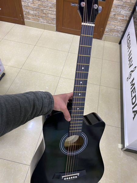 Gitara yangi bir hafta ishlatilgan karopkasi bilan narxi 1mln