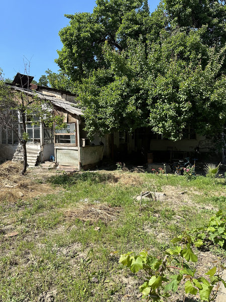 В Дол Дароги Мирзо Улугбекском районе (Центр Луначарский;Итизар; )