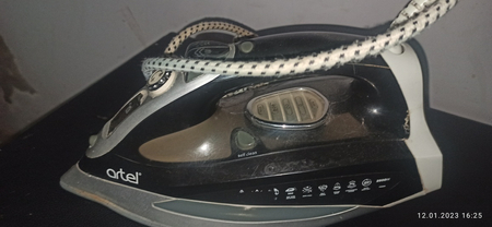 Продаю утюг Б\У Artel