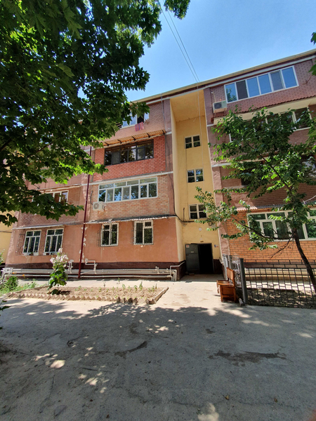 1 xonalik kvartira 2 bozor orqasida joylashgan