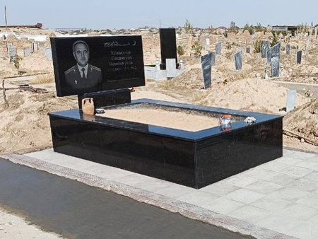 Памятник из чёрного гранита