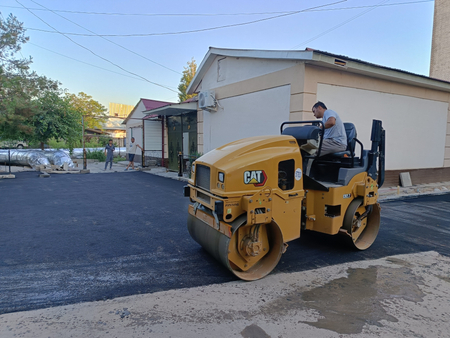 Asfalt tugridan tugri zavoddan issiq melki sifatli Asfalt yotiqizamiz