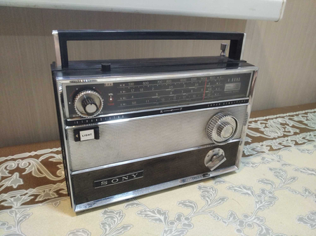 Радиоприёмник Sony TR-1000.