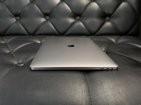Apple Macbook Pro 2018 года 15-inch i7 16-256 GB в хорошем состоянии