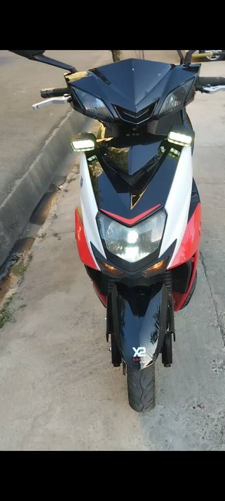 Skuter kawasaki korpusida o'ng tarafidagi azgina singan joyi bor.