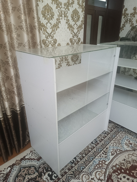 Прилавок витрина продаётся срочно 2 штук размер 1:1.5:0.6 почти новый