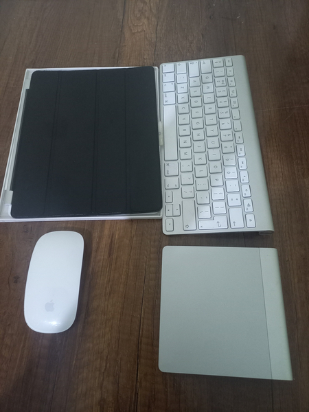 Apple komputer mishkasi, klaviaturasi, pad, iPad cover.